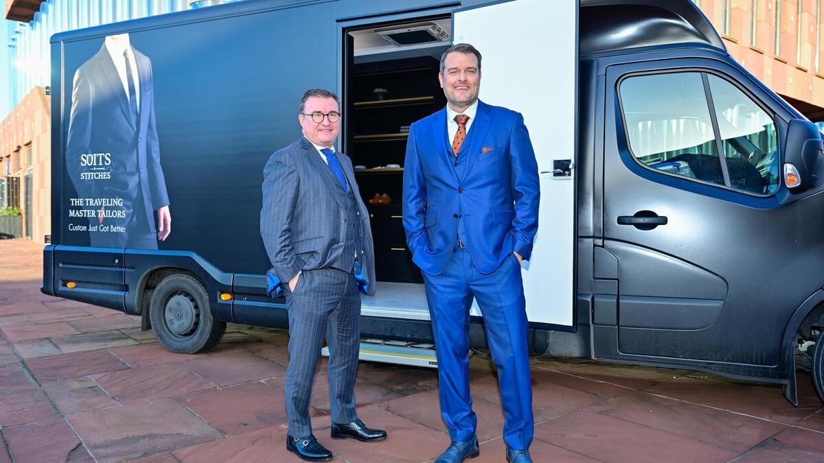 Kleermaker op wielen brengt maatwerk tot bij klant thuis in Suits & Stitches-truck: “Dezelfde ...